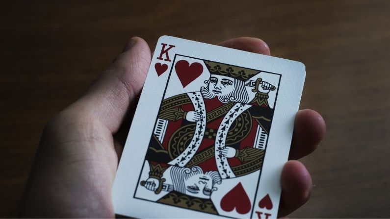 શું તમે જાણો છો કે બાજી પત્તામાં લાલના બાદશાહને જ કેમ મૂછો નથી હોતી ...