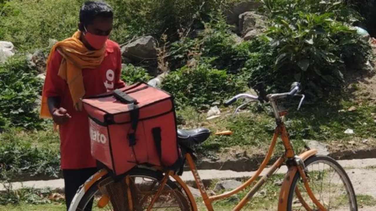 Viral: 42 ડિગ્રી તાપમાનમાં સાયકલથી ફૂડ ડિલીવરી કરતા જોઈ યુઝર્સનું દિલ ...