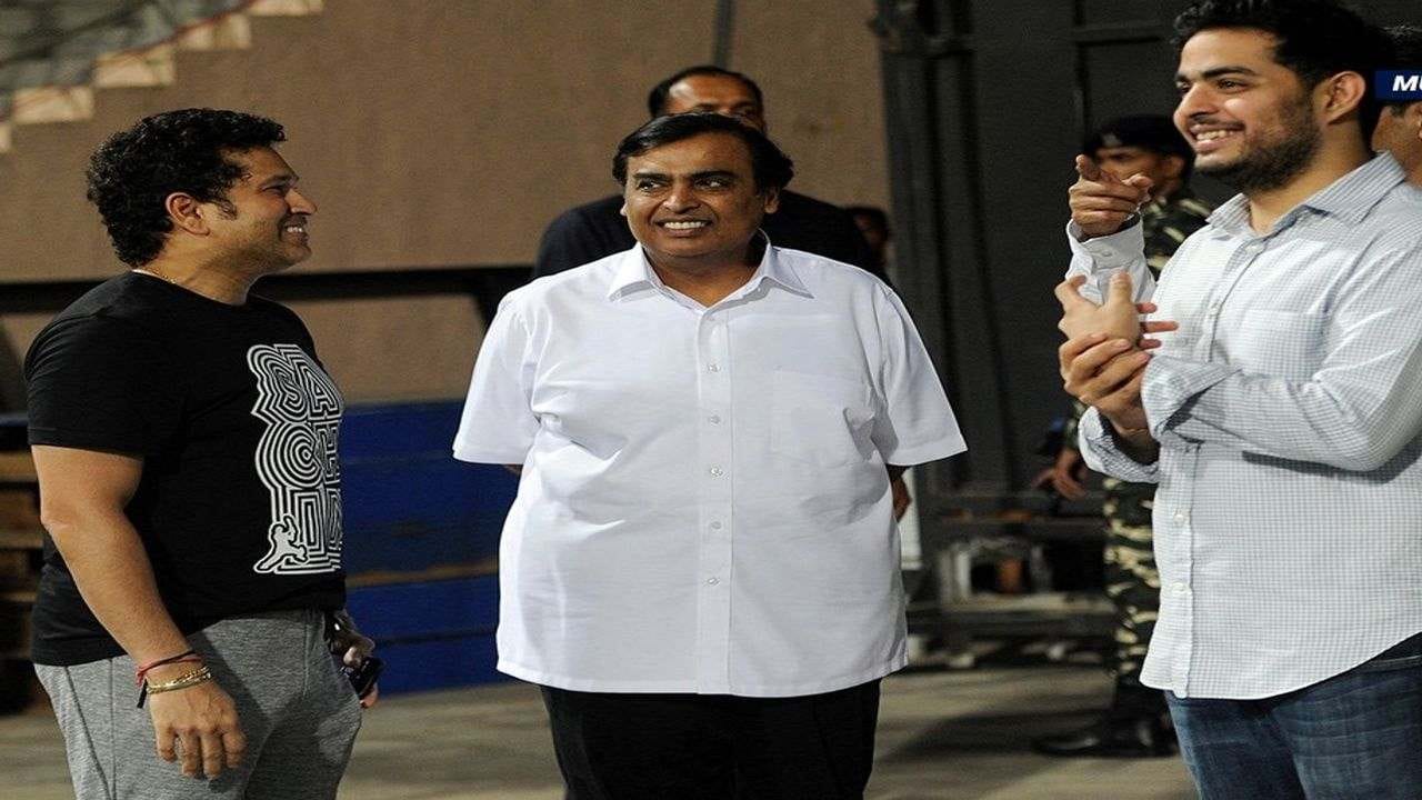MUKESH AMBANI હંમેશા સફેદ શર્ટ કેમ પહેરે છે? જાણો શું છે કારણ ...