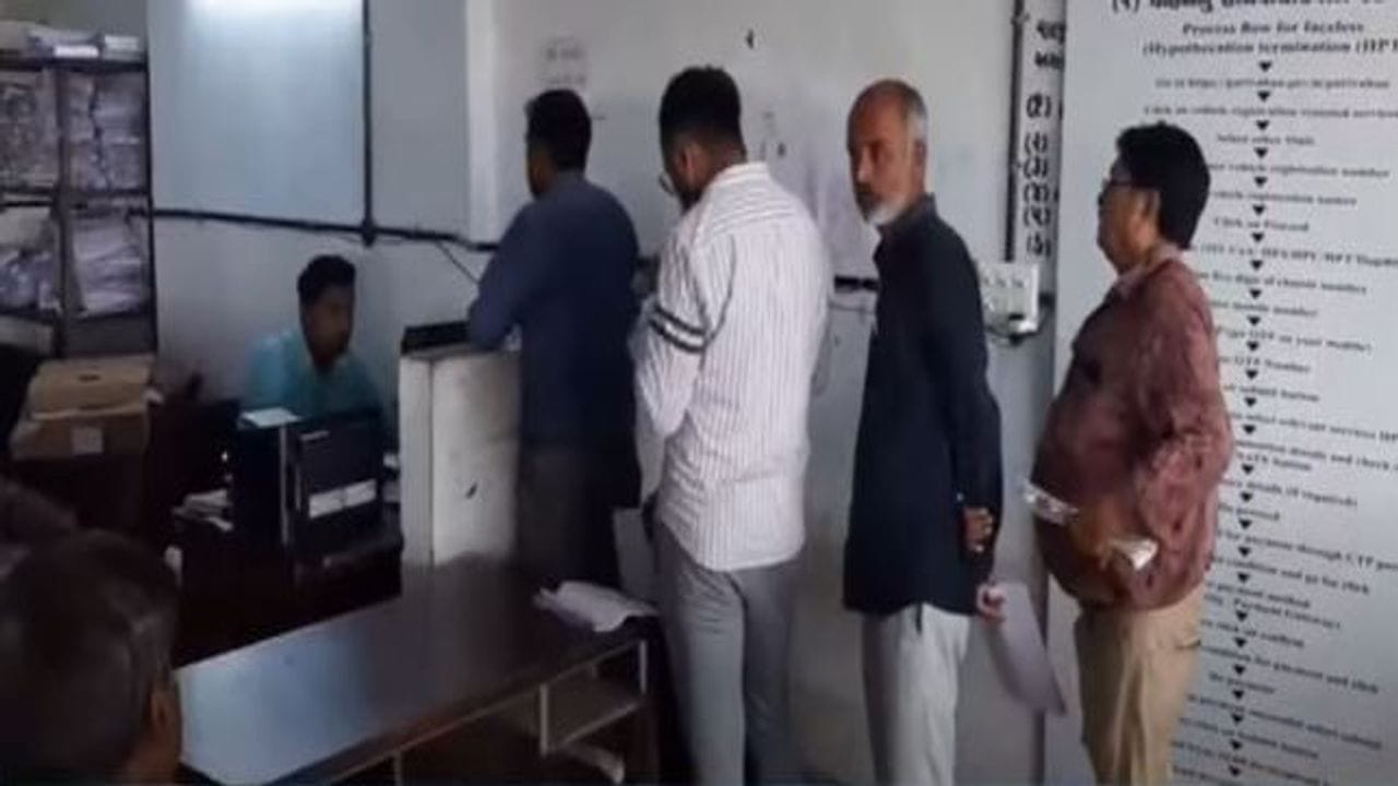 Ahmedabad: લાઈસન્સના સ્માર્ટ કાર્ડ ચીપની સર્જાઈ અછત, રાજ્યની 38 RTO ...