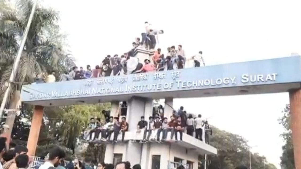 Surat : SVNITના વિદ્યાર્થીઓની જીવના જોખમી ઉજવણી, વિદ્યાર્થીઓ 20 ફૂટ ...