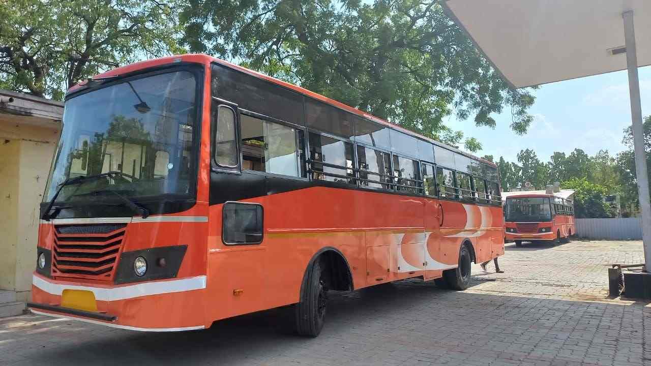 ગુજરાત એસટી બસોનો બદલાયો રંગ, મુસાફરોને નવા રંગની નવી બસોમાં મળશે નવી સુવિધાઓ - Gujarati News ...