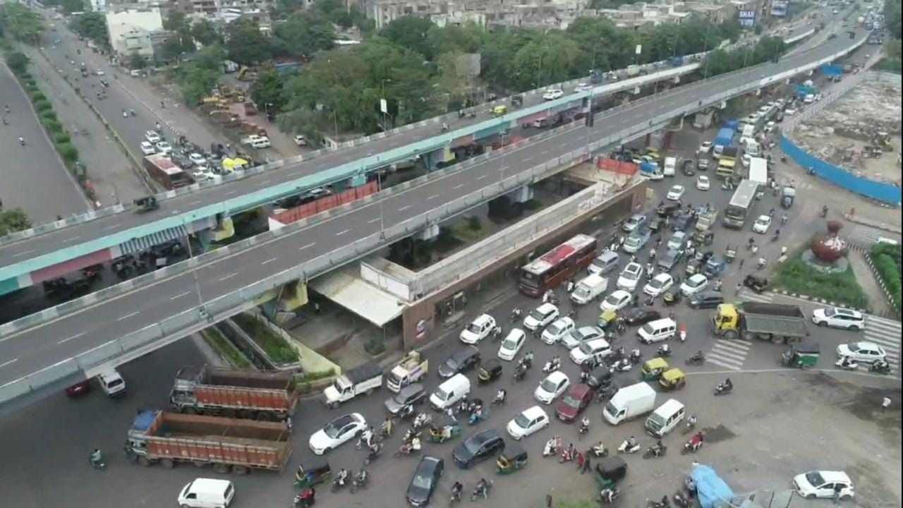 Surat: ખરવરનગર ફ્લાય ઓવર બ્રીજનું રીપેરીંગ કામ શરૂ થતાં જ પિક અવર્સમાં ...