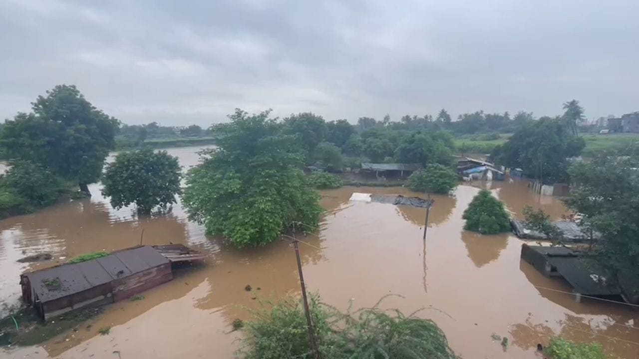 Monsoon 2022: બારડોલીમાંથી પસાર થતી મીંઢોળા નદીમાં પૂરની સ્થિતિ, નીચાણવાળા વિસ્તારમાં પાણી ભરાયા ...