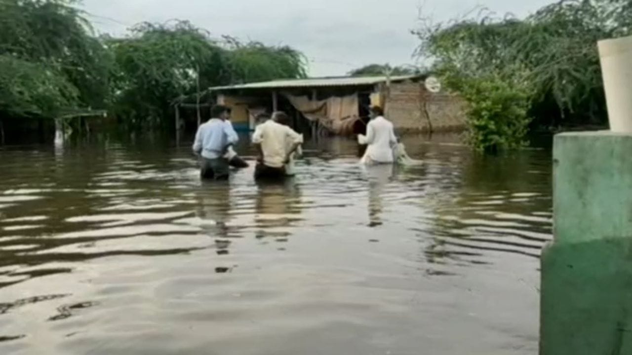 Banaskantha: વાવ તાલુકાનું ભાટવર ગામ વગર વરસાદે બેટમાં ફેરવાયું ...
