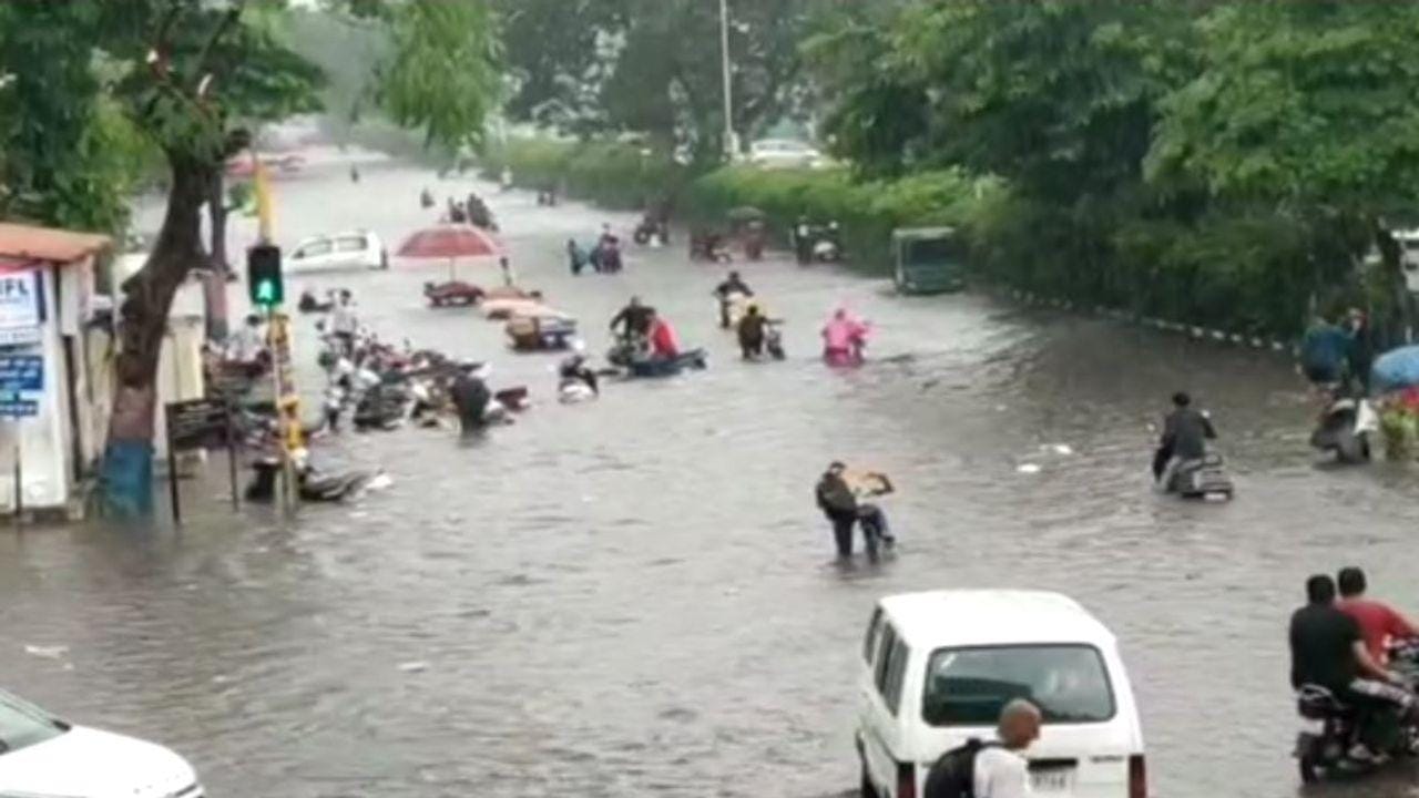 Surat : ભારે વરસાદના પગલે રિંગરોડ ફ્લાયઓવર બ્રિજ અને સિંગણપર વિસ્તારમાં ...