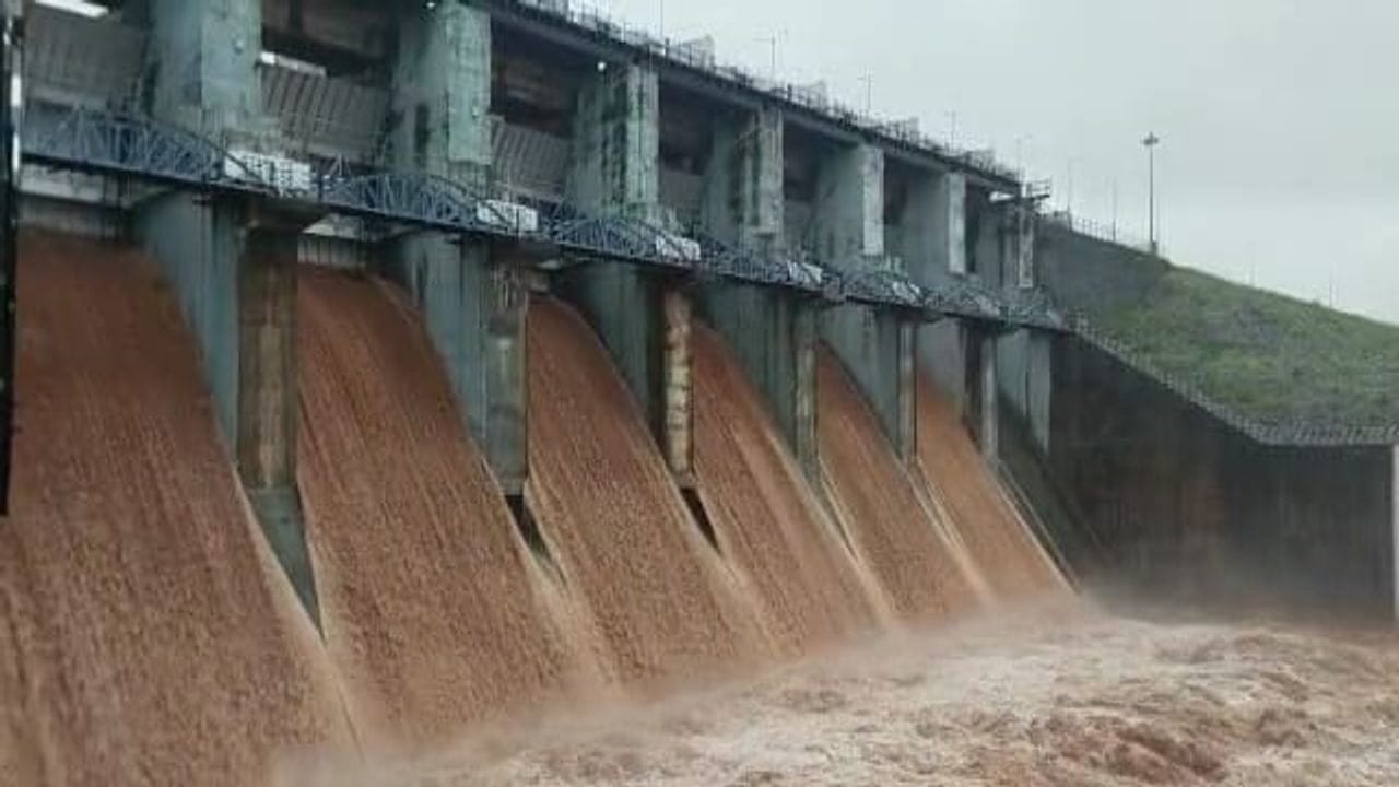 Surat : લાંબા વિરામ બાદ શહેર-જિલ્લામાં ફરી મેઘરાજાની તોફાની બેટીંગ ...