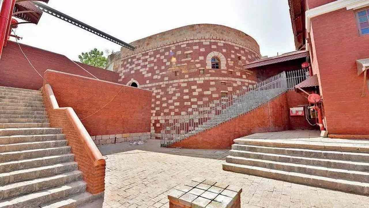 Surat : સુરતના ઐતિહાસિક કિલ્લાની જાળવણી હવે ખાનગી કોન્ટ્રાક્ટરને આપવાની ...