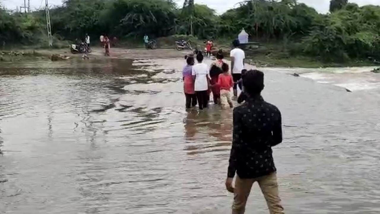 Amreli: સ્થાનિકો જીવના જોખમે નદી પાર કરવા મજબૂર, કાળુભાર નદી પર કયારે બનશે પુલ? - Gujarati News ...