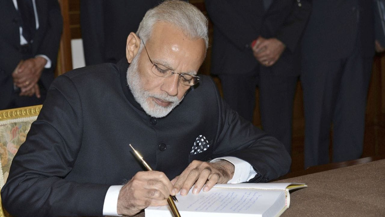 શું તમે જોયા છે વડાપ્રધાન નરેન્દ્ર મોદીના અક્ષર ? - Gujarati News ...