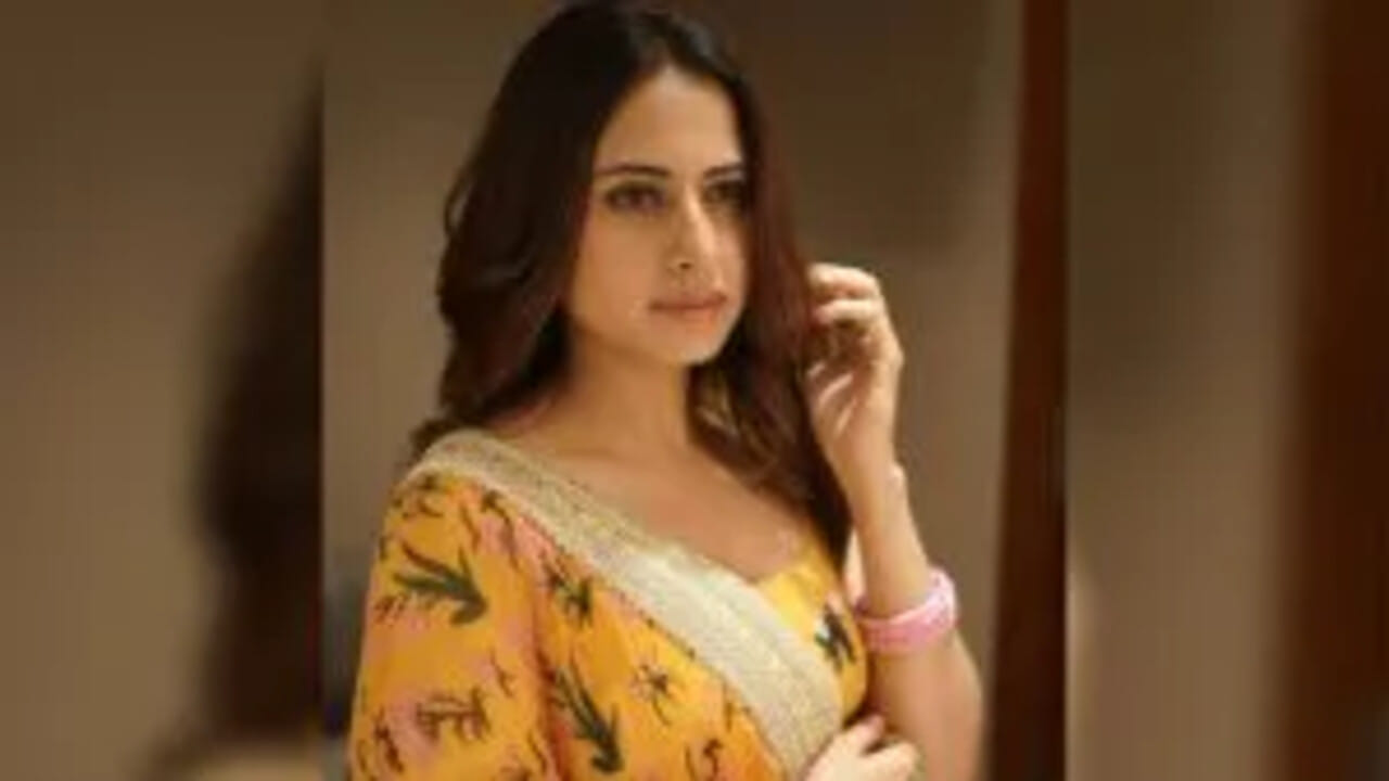 Sargun Mehta Birthday : લાઈવ શો માં રવિ દુબેએ કર્યું હતું સરગુન મહેતાને ...