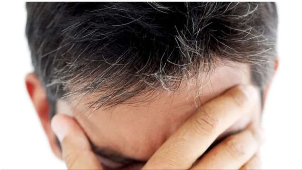 વાળ ઝડપથી સફેદ થઈ રહ્યા છે, તેમને કાળા કરવા માટે નારિયેળ તેલની આ ટિપ્સ ...