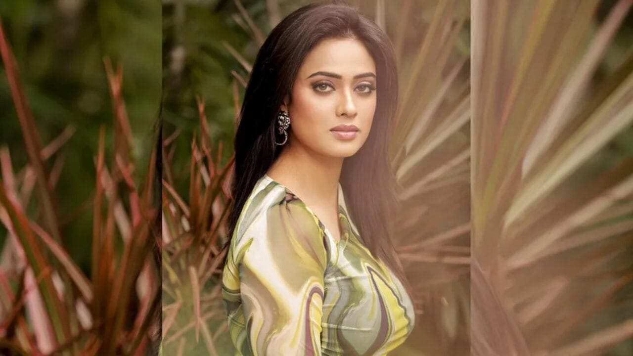 ટાઈટ ડ્રેસમાં ફિગર ફ્લોન્ટ કરતી જોવા મળી શ્વેતા તિવારી, યુઝર્સે કહ્યું ...