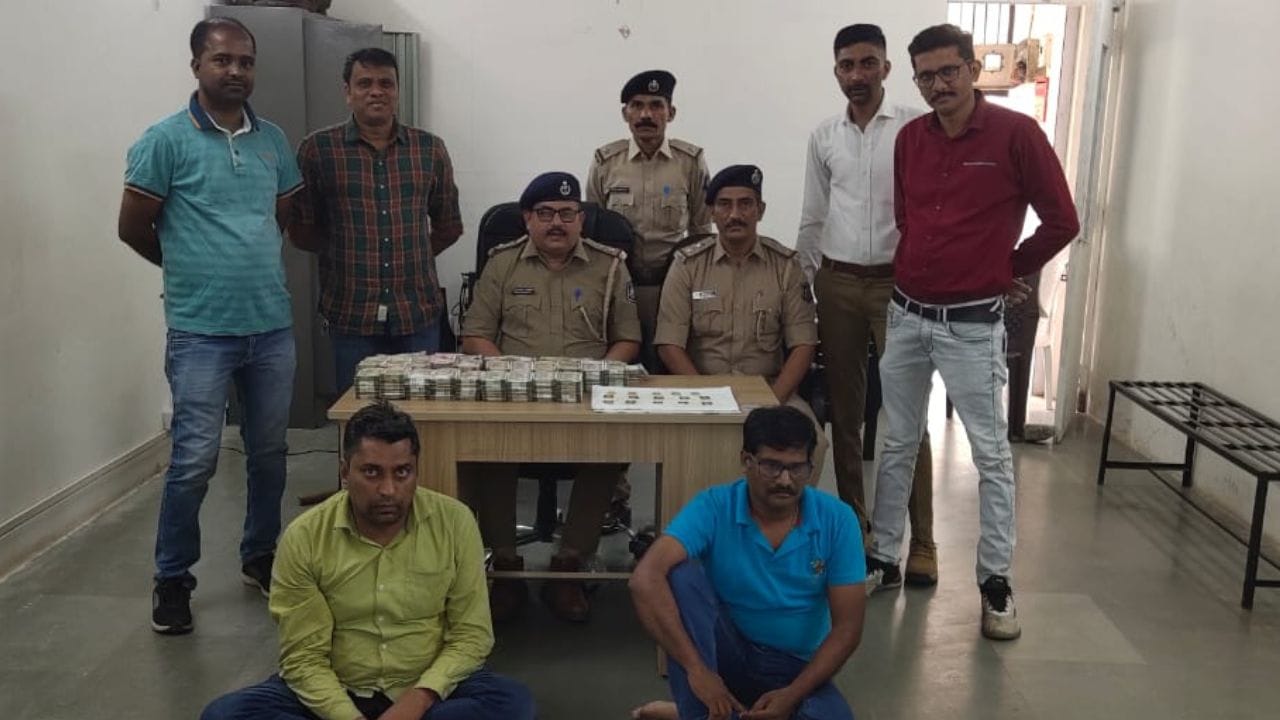 Surat: આચારસંહિતાના અમલ વચ્ચે 63.88 લાખ રોકડા તેમજ 15 નંગ સોનાની ...