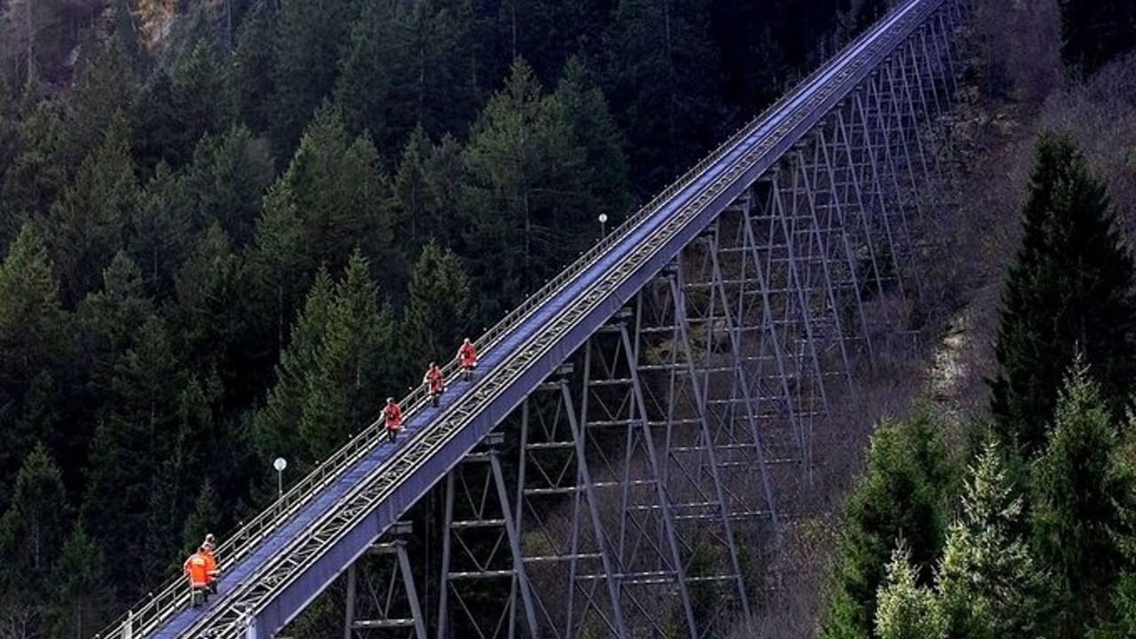 બરફીલા શિખરો વચ્ચે 'ધ બર્નિંગ ટ્રેન', સુરંગમાંથી બહાર નીકળવાના ...