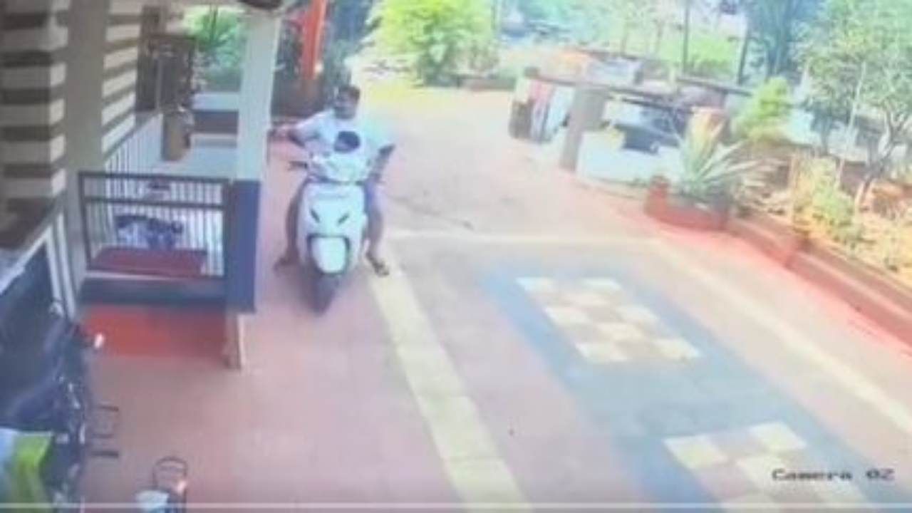 ટેણિયાને સ્કુટી પર બેસાડવું ભારે પડ્યું, એક ભૂલને કારણે થયો એક્સિડેન્ટ ...