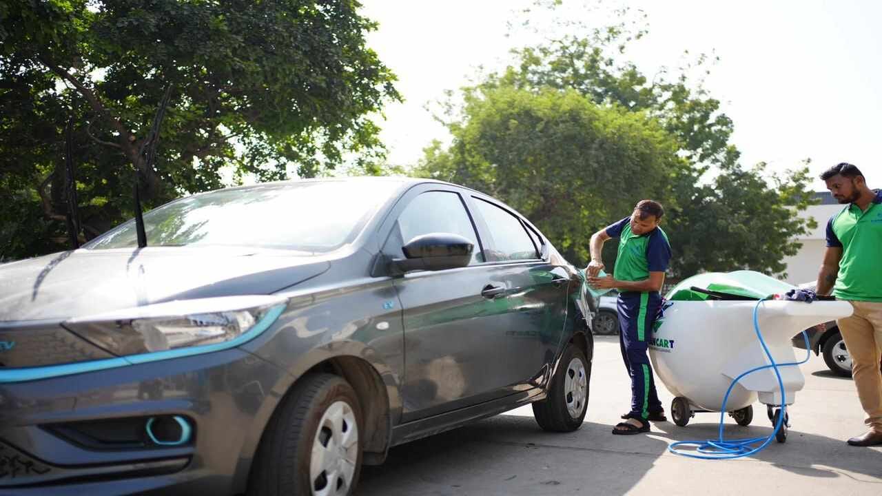 Ahmedabad: SVPI એરપોર્ટ પર ક્લીન કાર્ટ દ્વારા ‘ગ્રીન’ કાર વોશની અનોખી ...