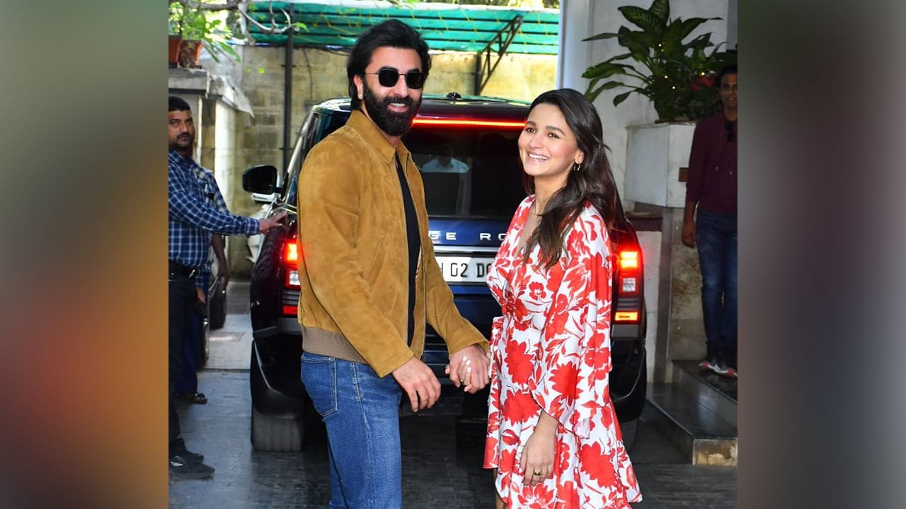 રણબીર-આલિયાની આ તસવીરો સોશિયલ મીડિયા પર ખૂબ વાયરલ થઈ રહી છે. (PC: Manav Manglani) | TV9 Gujarati