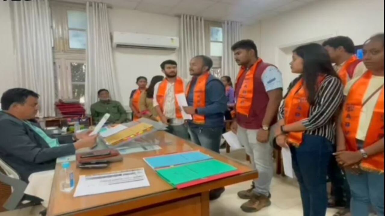 વડોદરા Gpsc ક્લાસ 1 2 અને જુનિયર ક્લાર્કની પરીક્ષાની તારીખો બદલવા Abvpની માગ કલેક્ટરને આપ્યુ