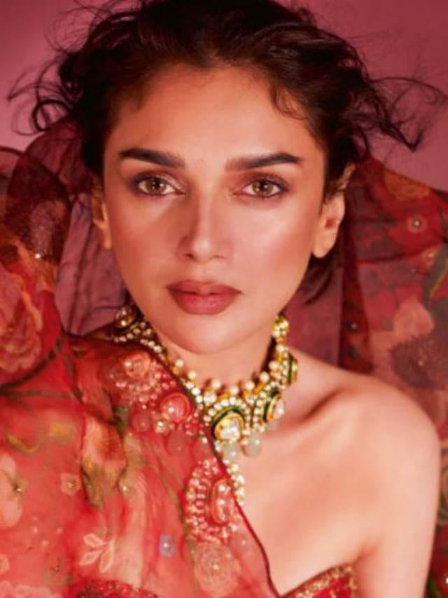 સ્ટ્રેપલેસ ગાઉનમાં રાણી જેવી સુંદર લાગી અદિતી રાવ હૈદરી – Tv9 Gujarati