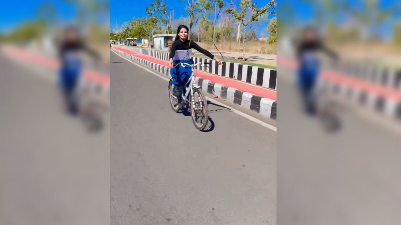 Stunt Viral Video : ચાલતી સાઈકલ પર 'સ્કિપિંગ' કરતી જોવા મળી છોકરી, આવું ...