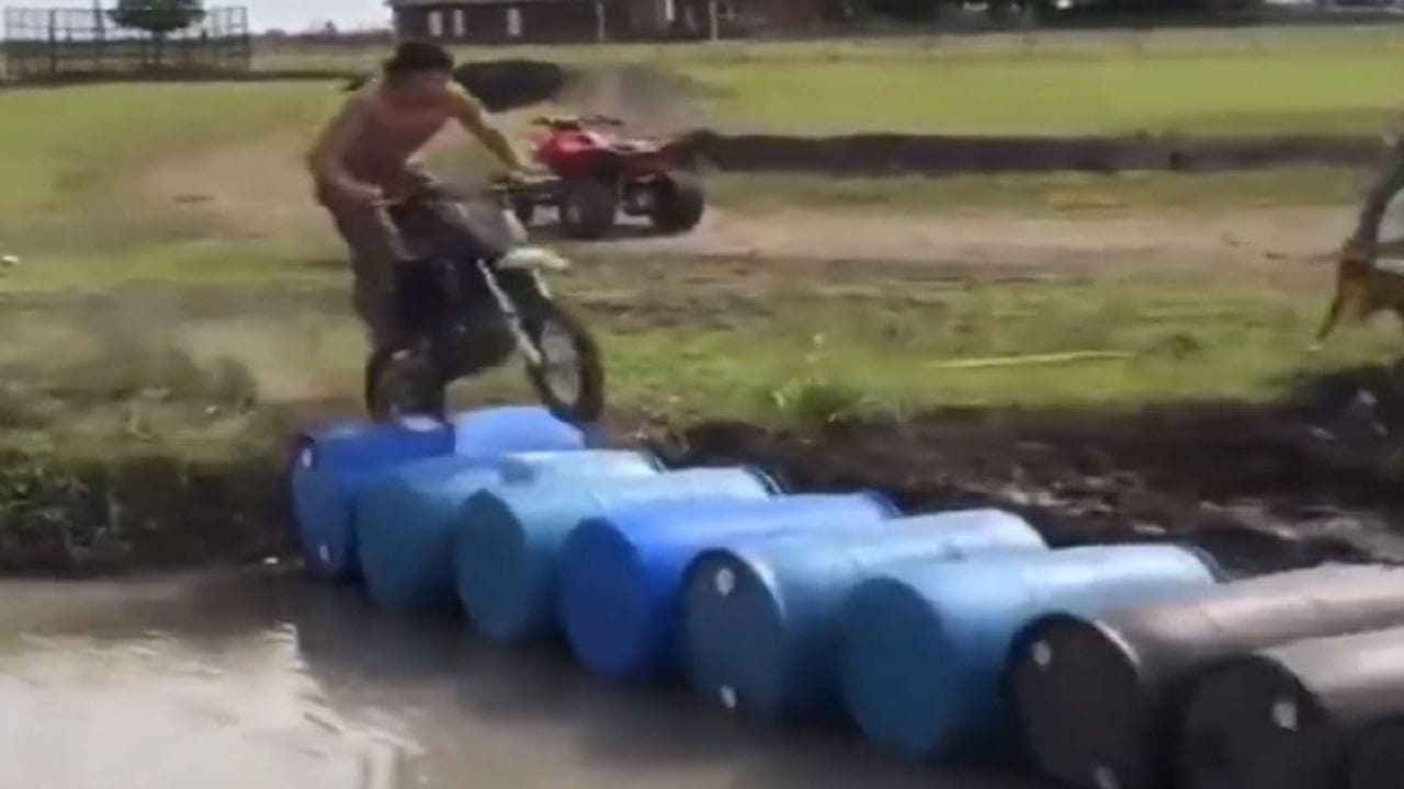 Funny video : સ્ટંટ કરતા બાઈક સાથે પડ્યો, પછી બતાવ્યો જોરદાર સ્વેગ ...