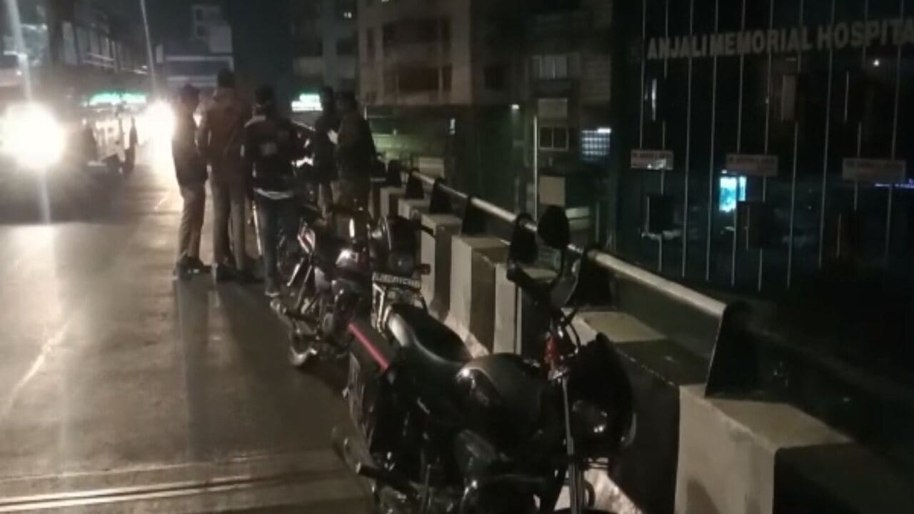 Vadodara: ફતેહગંજ બ્રિજ ઉપર થયો અકસ્માત, પુલ ઉપરથી પટકાતાં બે બાઇક ...