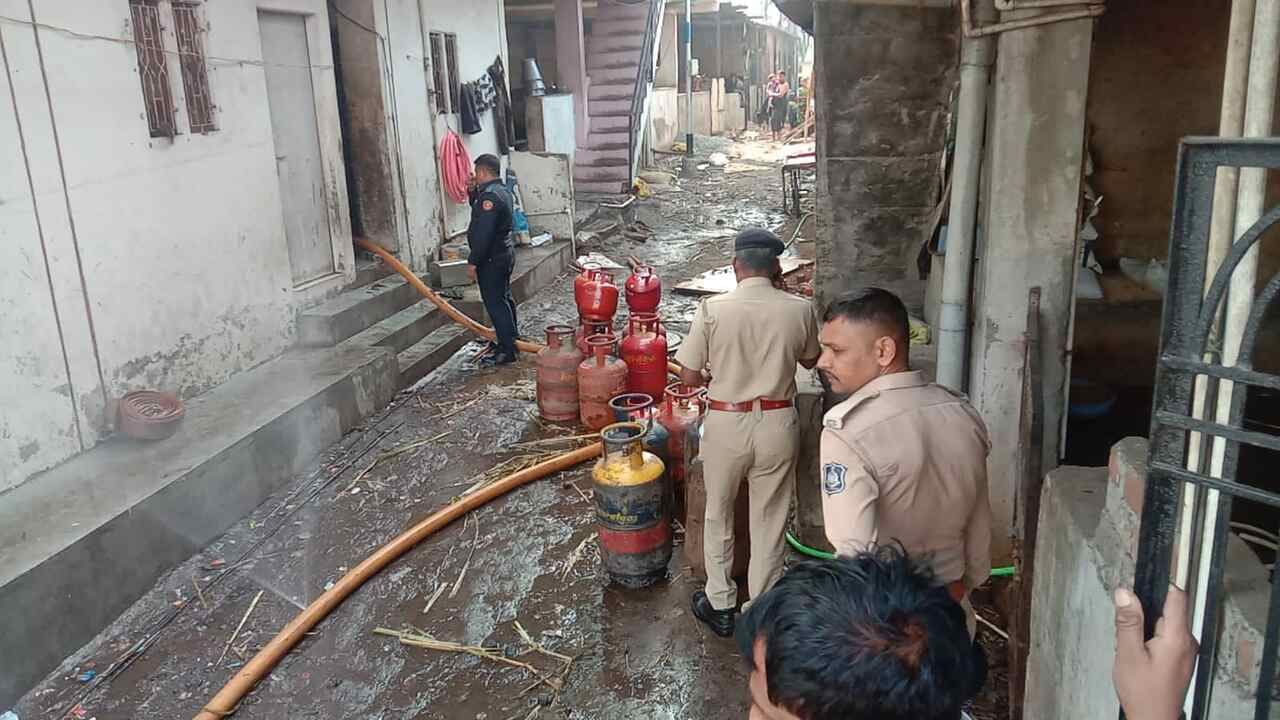 Breaking News : સુરતના સીમાડા વિસ્તારમાં ગેસ સિલિન્ડર બ્લાસ્ટ, ચાર વ્યક્તિ ગંભીર રીતે દાઝ્યા ...