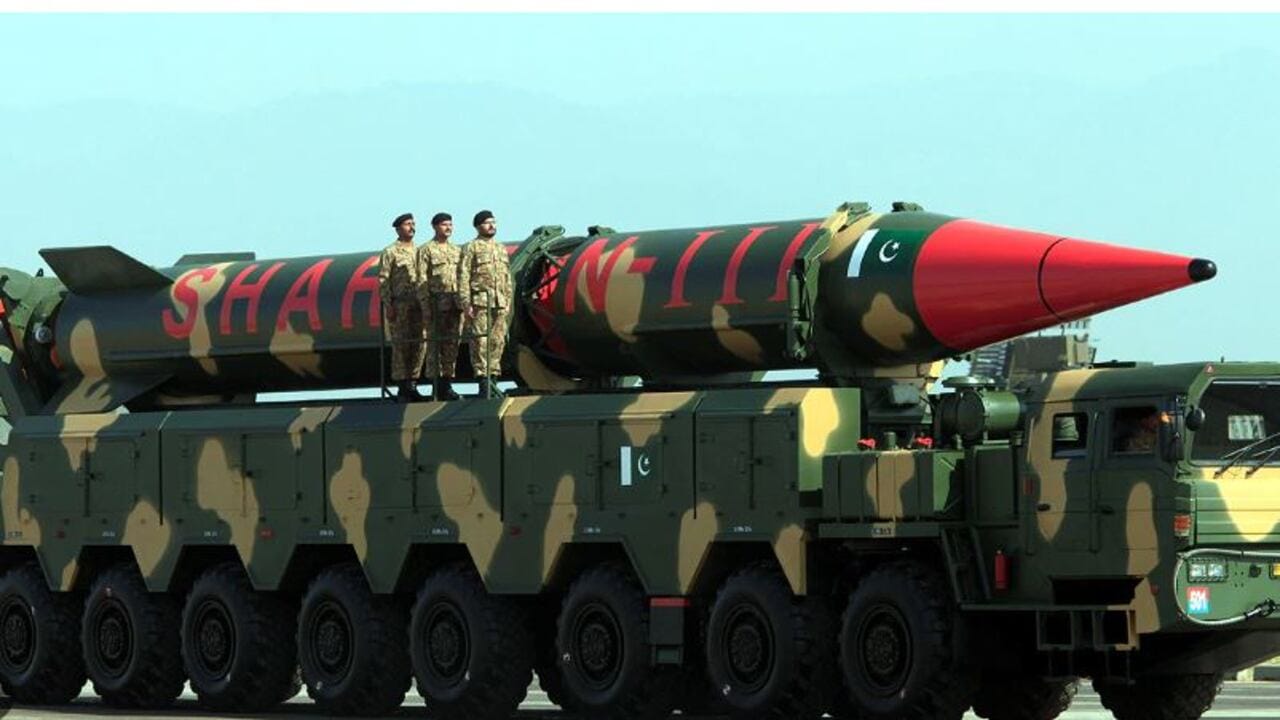 Viral Video : પેટ ભરવા માટે ન્યુક્લિયર બોમ્બ વેચી દો... પાકિસ્તાનના ...