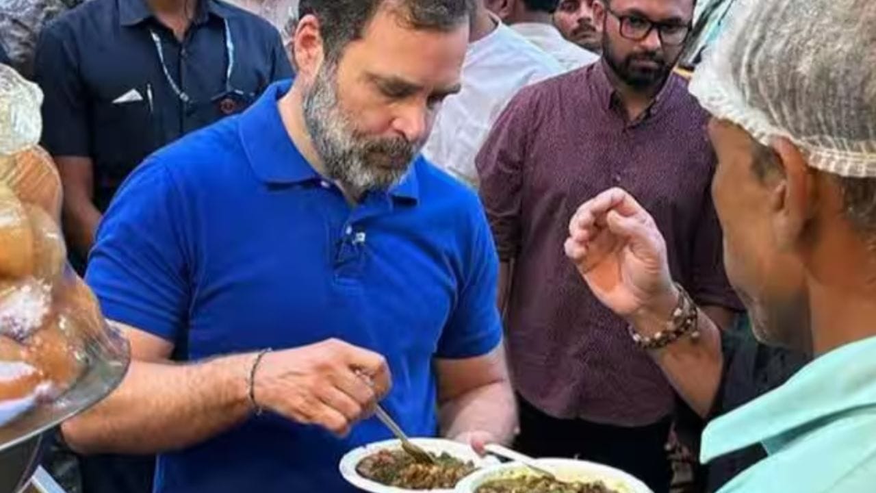દિલ્હીના પ્રખ્યાત માર્કેટમાં પાણીપુરી અને ચાટનો આનંદ માણતા જોવા મળ્યા ...