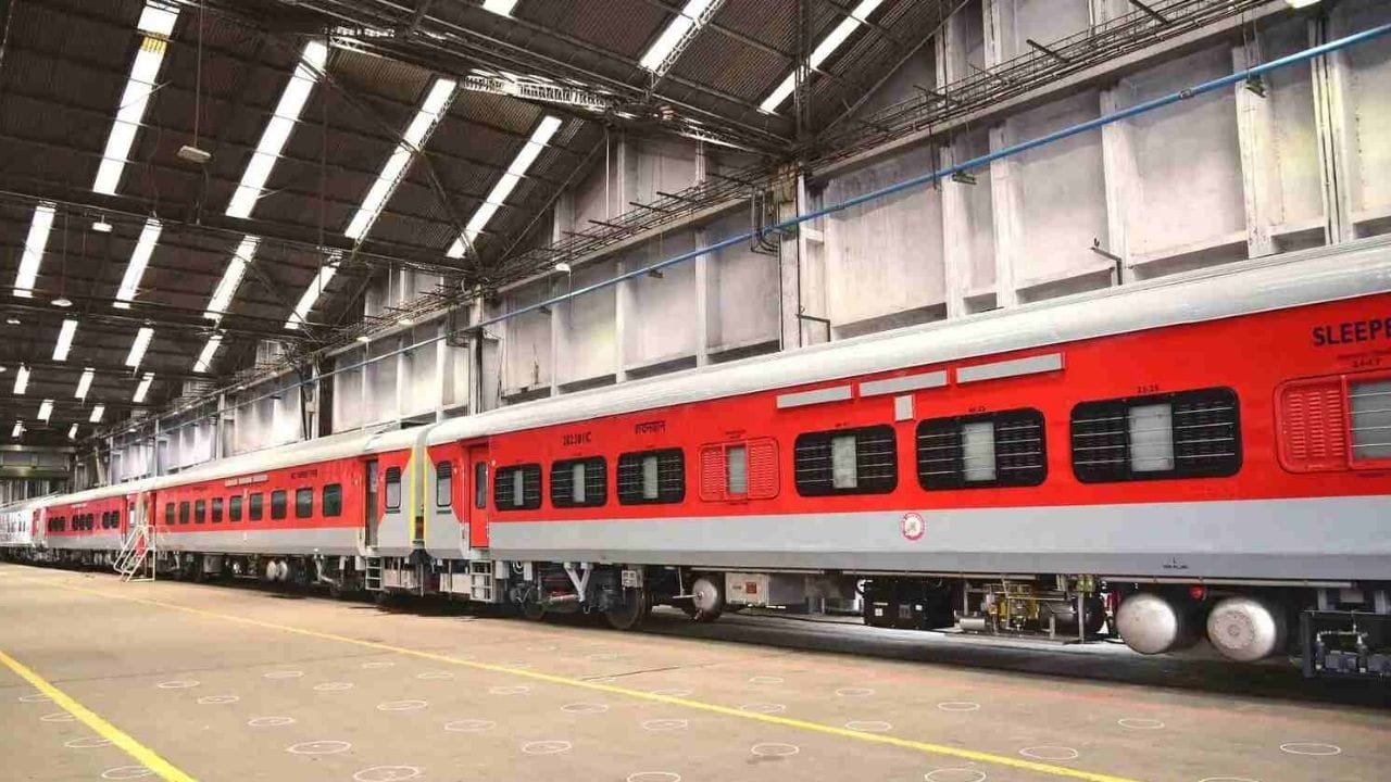 Indian Railway : આખરે ટ્રેનના કોચ લાલ, વાદળી અને લીલા કેમ હોય છે? જાણો ...