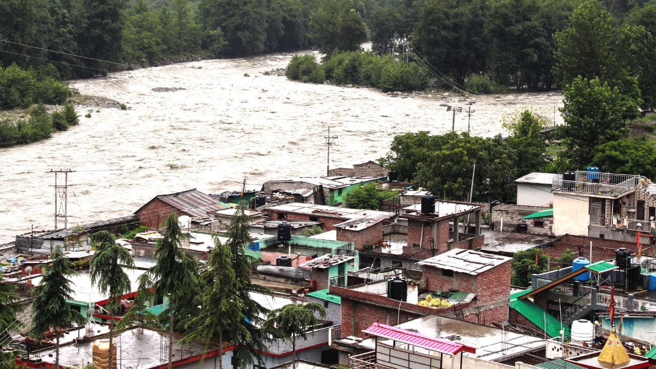 Himachal Flood Photos: હિમાચલમાં વરસાદે મચાવી તબાહી, 100 કરોડથી ...