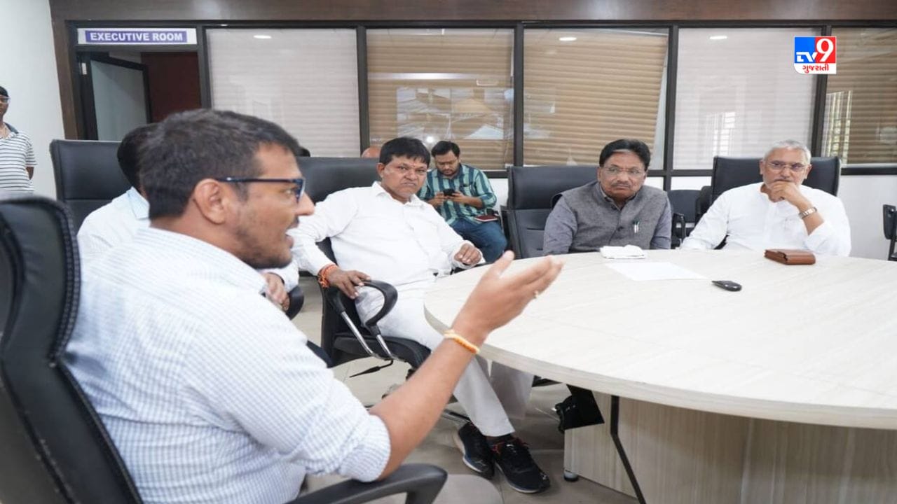 અમદાવાદ શહેરના કમાંડ એન્ડ કંટ્રોલ સેન્ટરની મંત્રી ઋષિકેશ પટેલ-જગદીશ ...