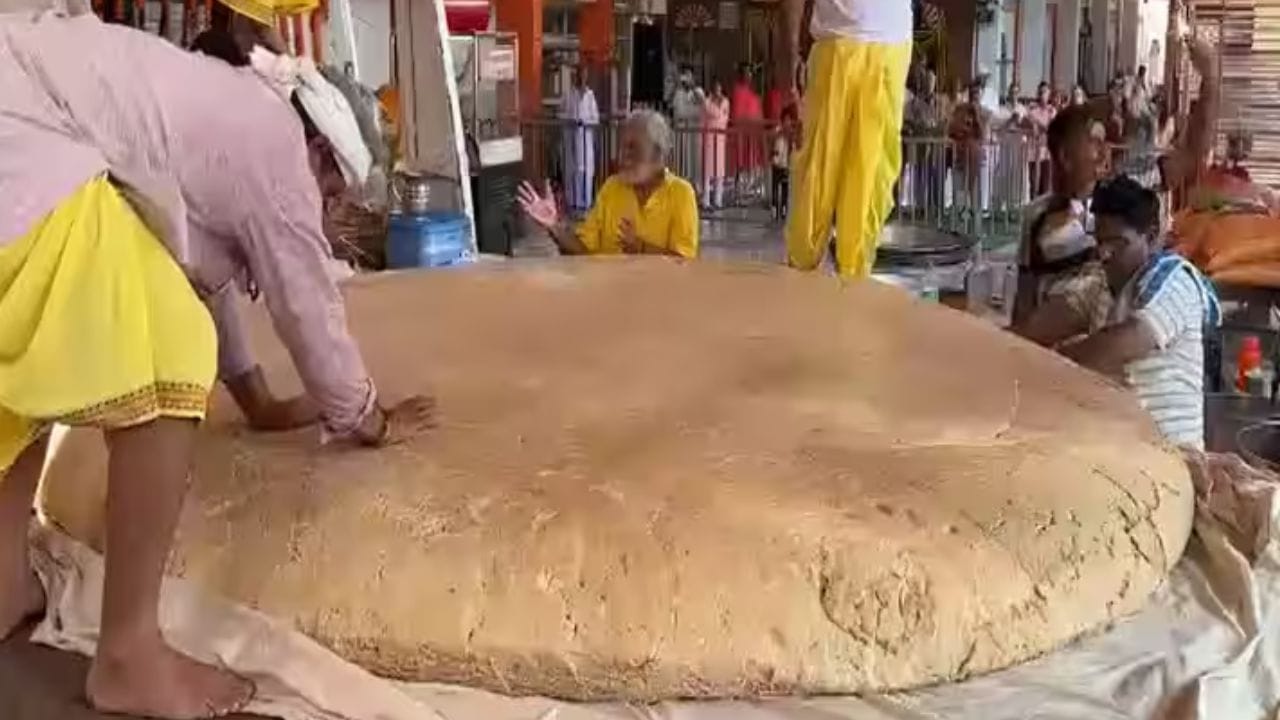 ઓહો...આટલી મોટી રોટલી!, રોલરથી વણવામાં આવી, શેકતા લાગ્યા 22 કલાક અને ...