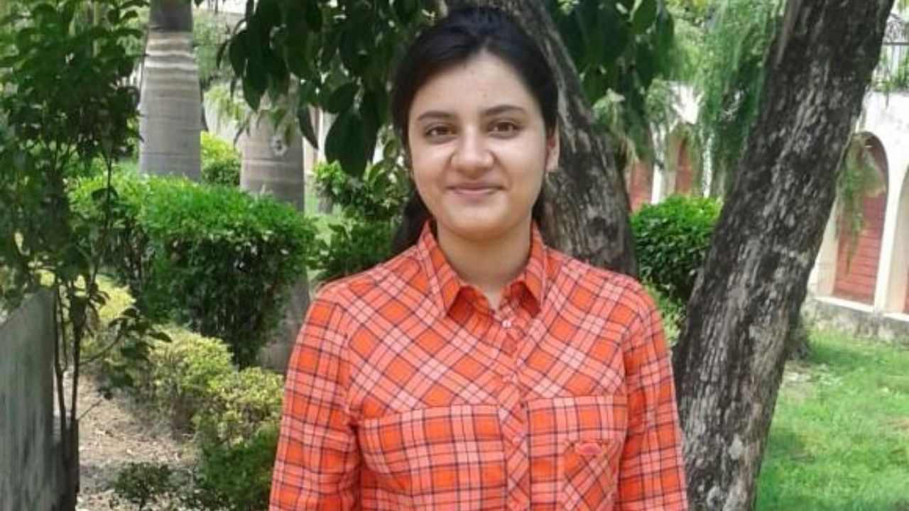 Success Story: ફાર્માસિસ્ટની દીકરી બની IAS ઓફિસર, કોચિંગ વગર પાસ કરી ...