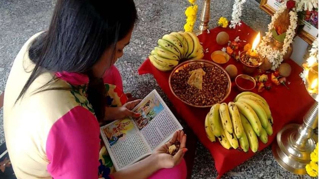 Navratri 2023: પૂજા સમયે હાથ પર કેમ બાંધવામાં આવે છે નાડાછડી? જાણો ...