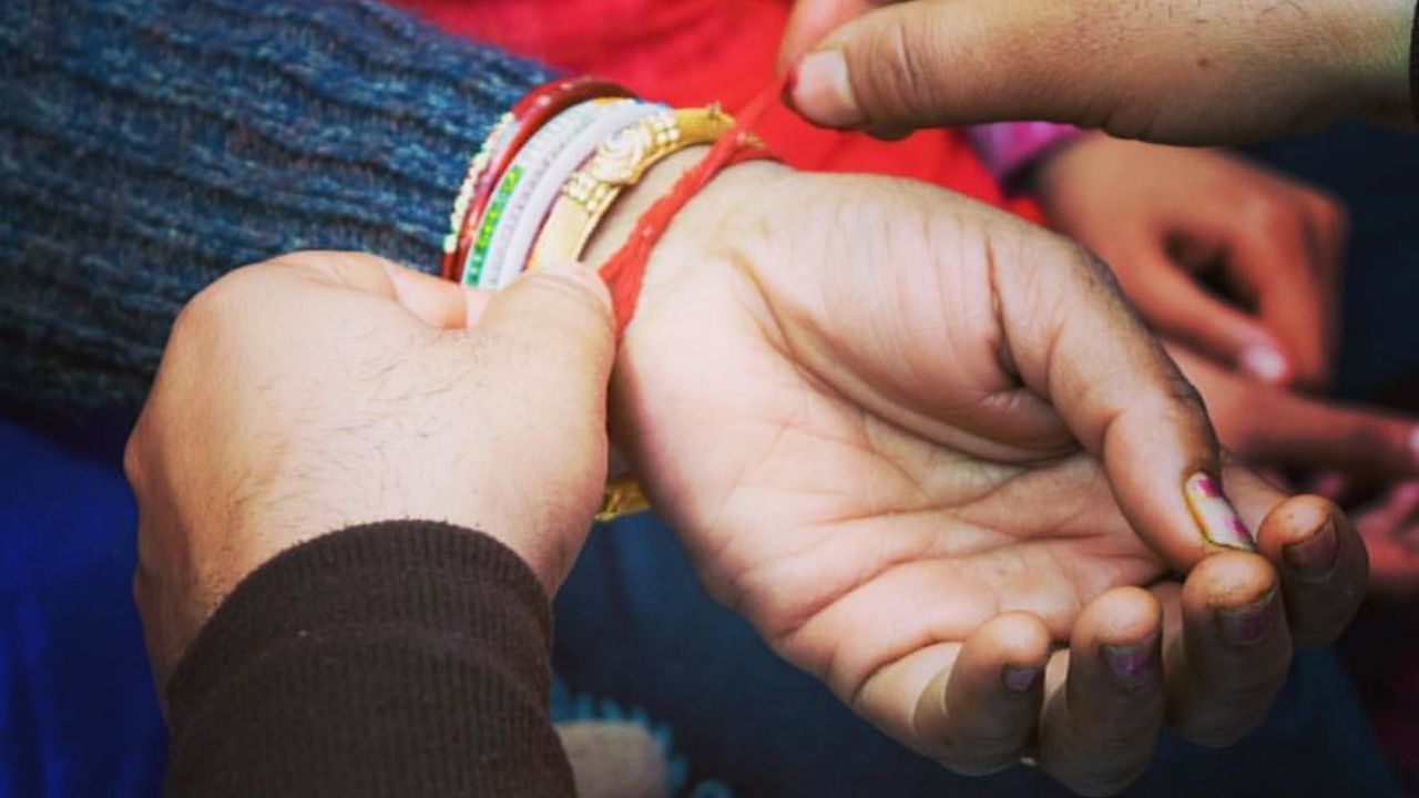 Navratri 2023: પૂજા સમયે હાથ પર કેમ બાંધવામાં આવે છે નાડાછડી? જાણો ...
