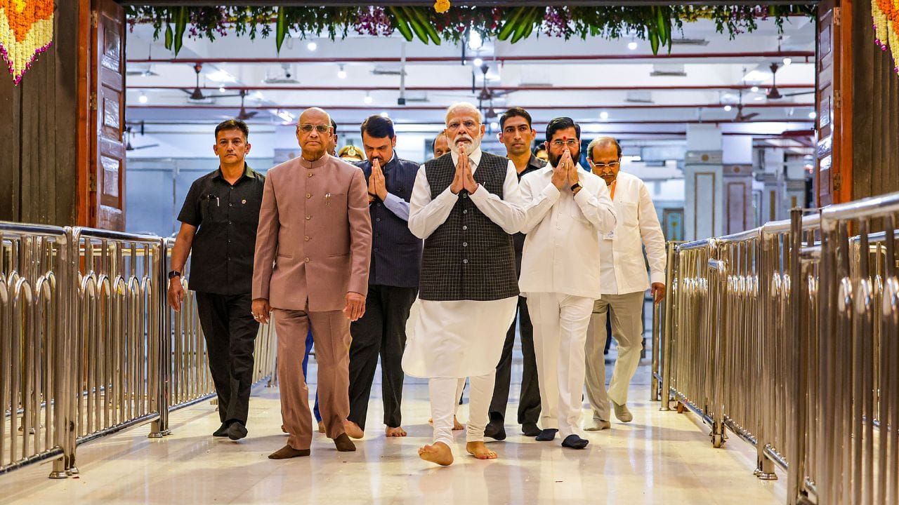 PHOTOS : શિરડી સાંઈ બાબાના દરબારમાં પહોંચ્યા PM Modi, મંદિરમાં કરી પૂજા ...