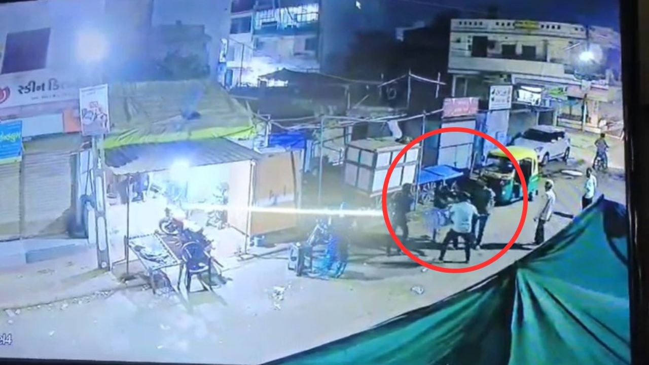 વીડિયો: બોટાદના પરા વિસ્તારમાં બે લોકો વચ્ચે મારામારી, ઘટના સીસીટીવીમાં ...