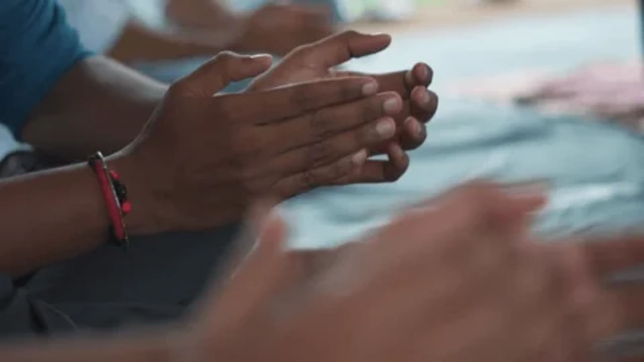 પૂજા-આરતી સમયે કેમ પાડવામાં આવે છે તાળી ? ક્યારથી થઈ તાળી પાડવાની શરુઆત ...