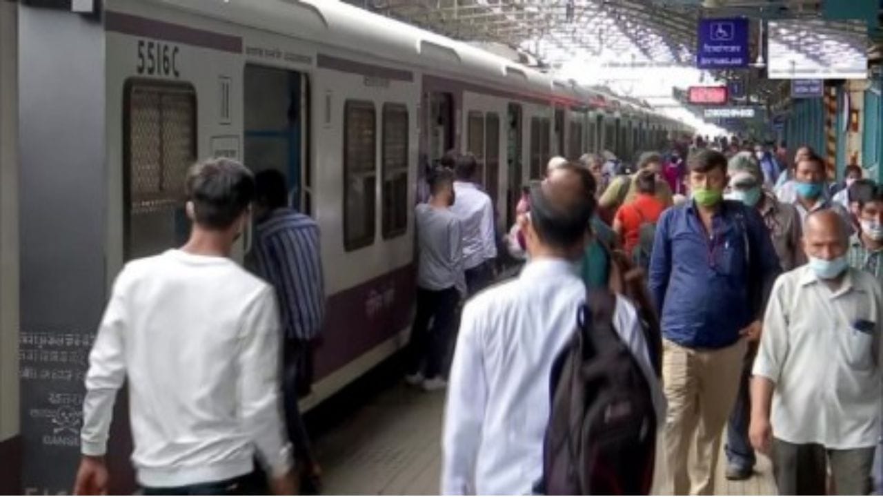 મુંબઈ લોકલ ટ્રેનમાં લાવારીસ બેગ મળી આવતા મચ્યો હડ્કંપ, આખી ટ્રેન કરાવી ...