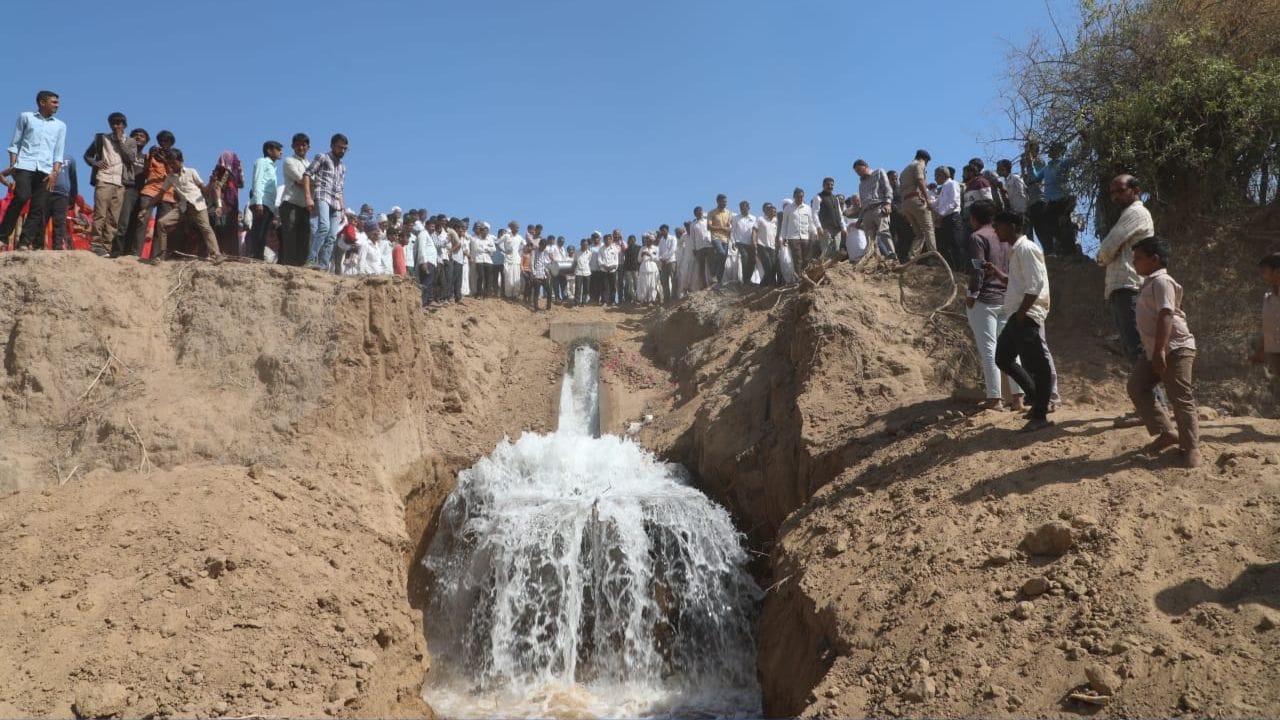 બનાસકાંઠાઃ નર્મદાના નીર 106 તળાવોમાં ઠાલવવામાં આવતા સ્થાનિકોએ વધામણાં કર્યા, જુઓ - Gujarati News ...