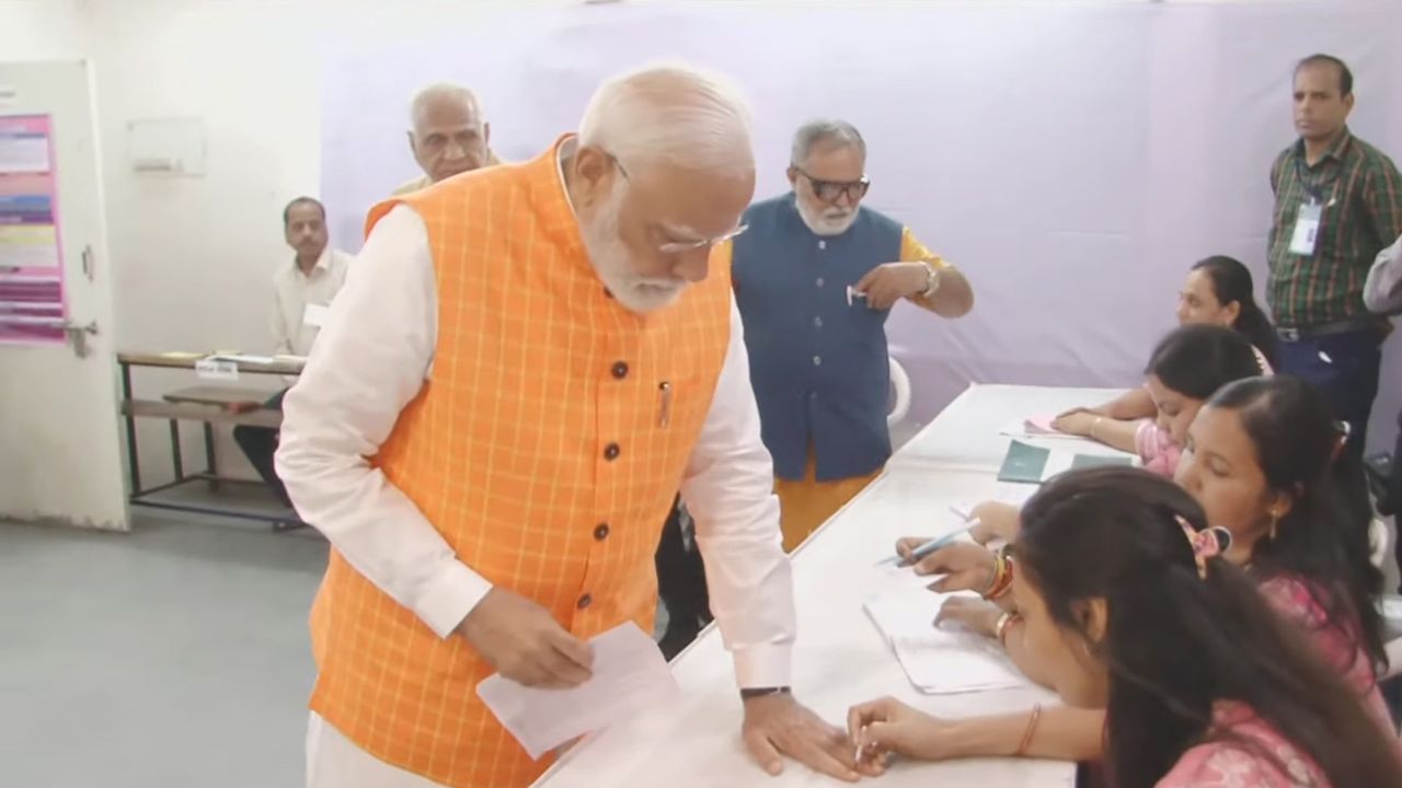 વડાપ્રધાન પછી પહેલા મતદાર, PM મોદીના હાથમાંથી ઓળખકાર્ડ લઈને ચૂંટણી ...