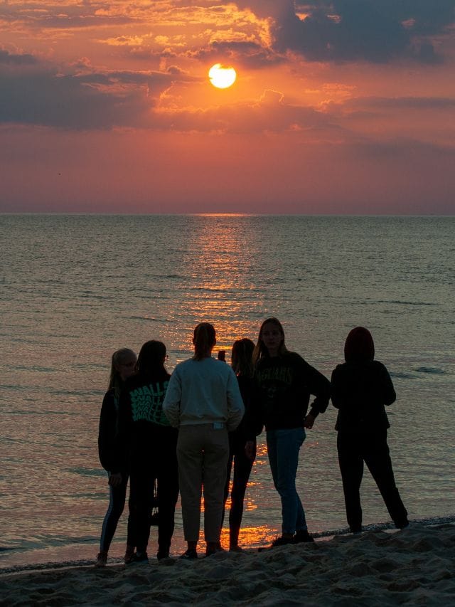 Anand Mahindra Family Tree: પોતાની કંપનીએ બનાવેલી કારમાં મુસાફરી કરે છે ...