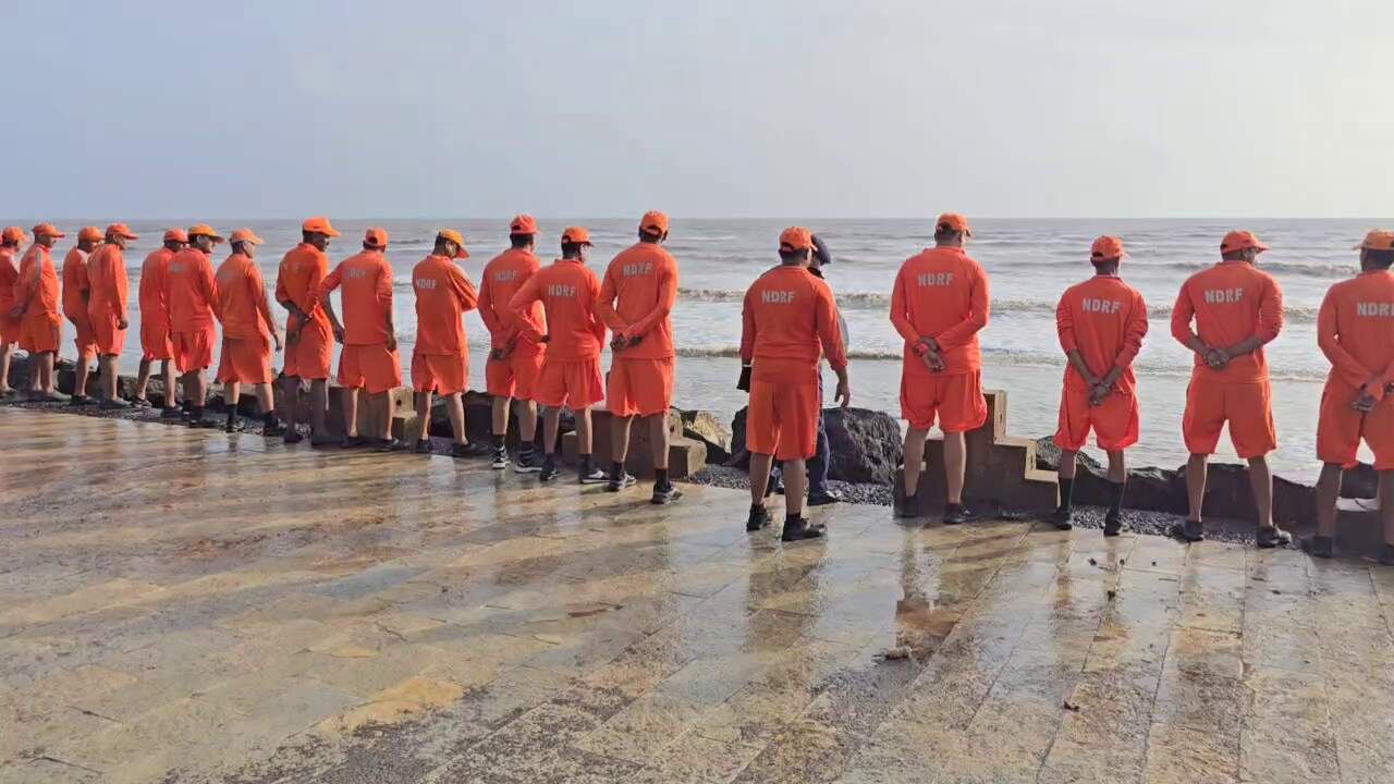 વલસાડ : હવામાન વિભાગની ભારે વરસાદની આગાહીના પગલે NDRF ની ટીમ સ્ટેન્ડ બાય રખાઈ, જુઓ વીડિયો ...