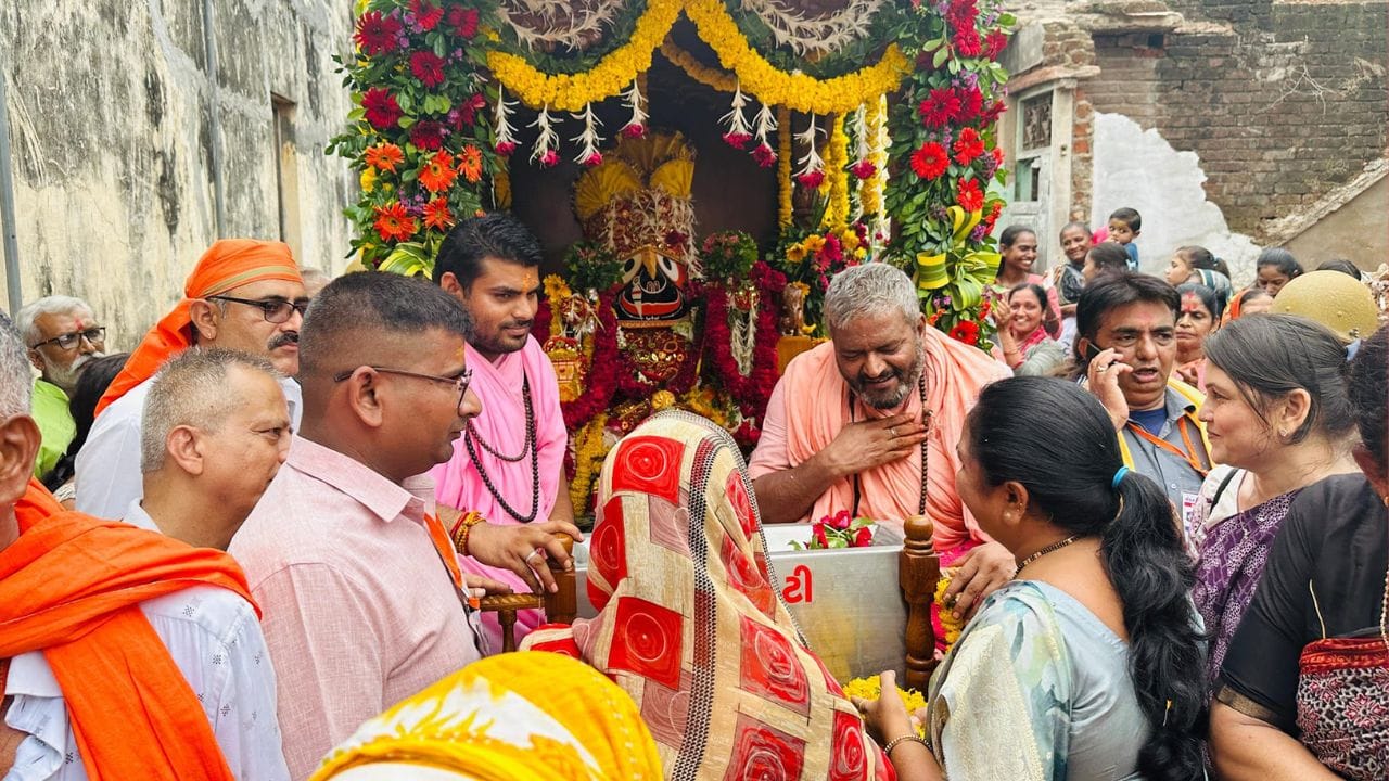 ઈડરમાં ભગવાન જગન્નાથજીની રથયાત્રા યોજાઈ, મોટી સંખ્યામાં ભક્તોની ભીડ ...