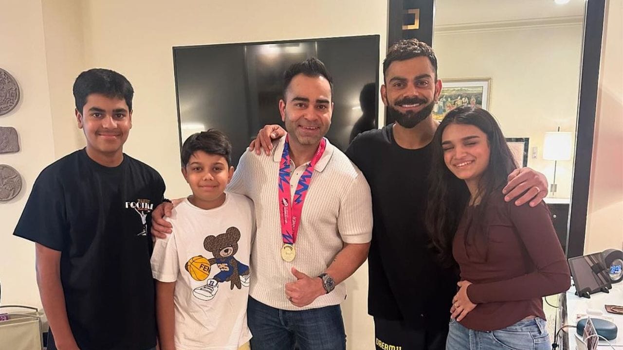 દિલ્હી પહોંચતા જ વિરાટ કોહલી 'પરિવાર'ને મળ્યો, અનુષ્કા શર્મા અને વામિકા ...