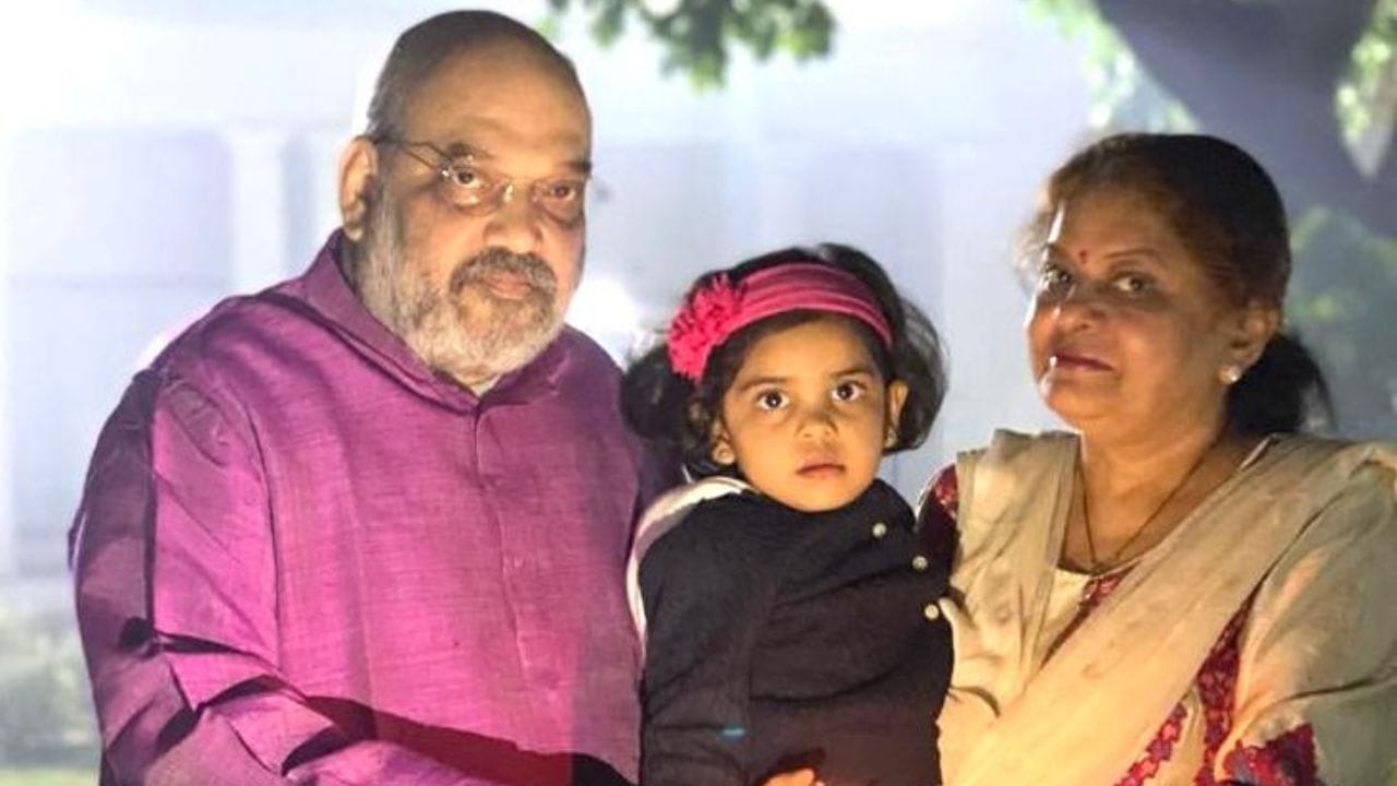 જય શાહે ભારતીય ટીમને આપી ચેમ્પિયન ટ્રોફી, આવો છે જય શાહનો પરિવાર ...