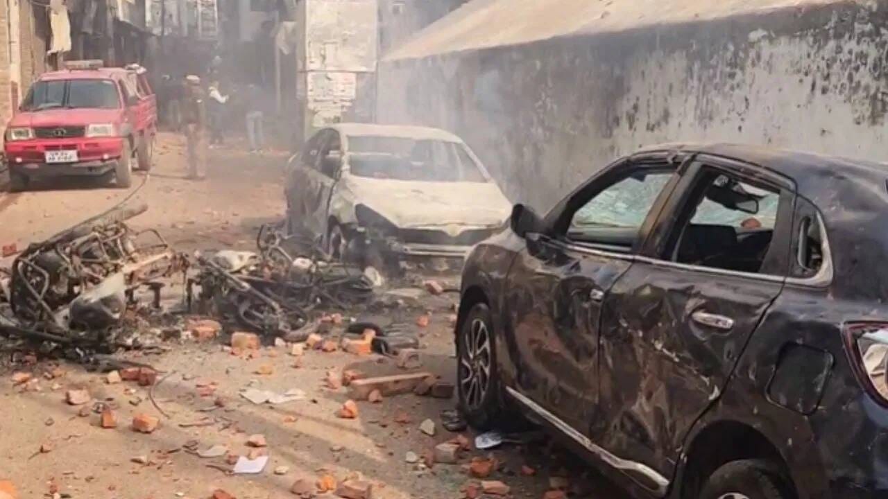 Sambhal: મસ્જિદના સર્વેને લઈને 1 કલાક સુધી પથ્થરમારો-તોડફોડ, 7 વાહનોને ...