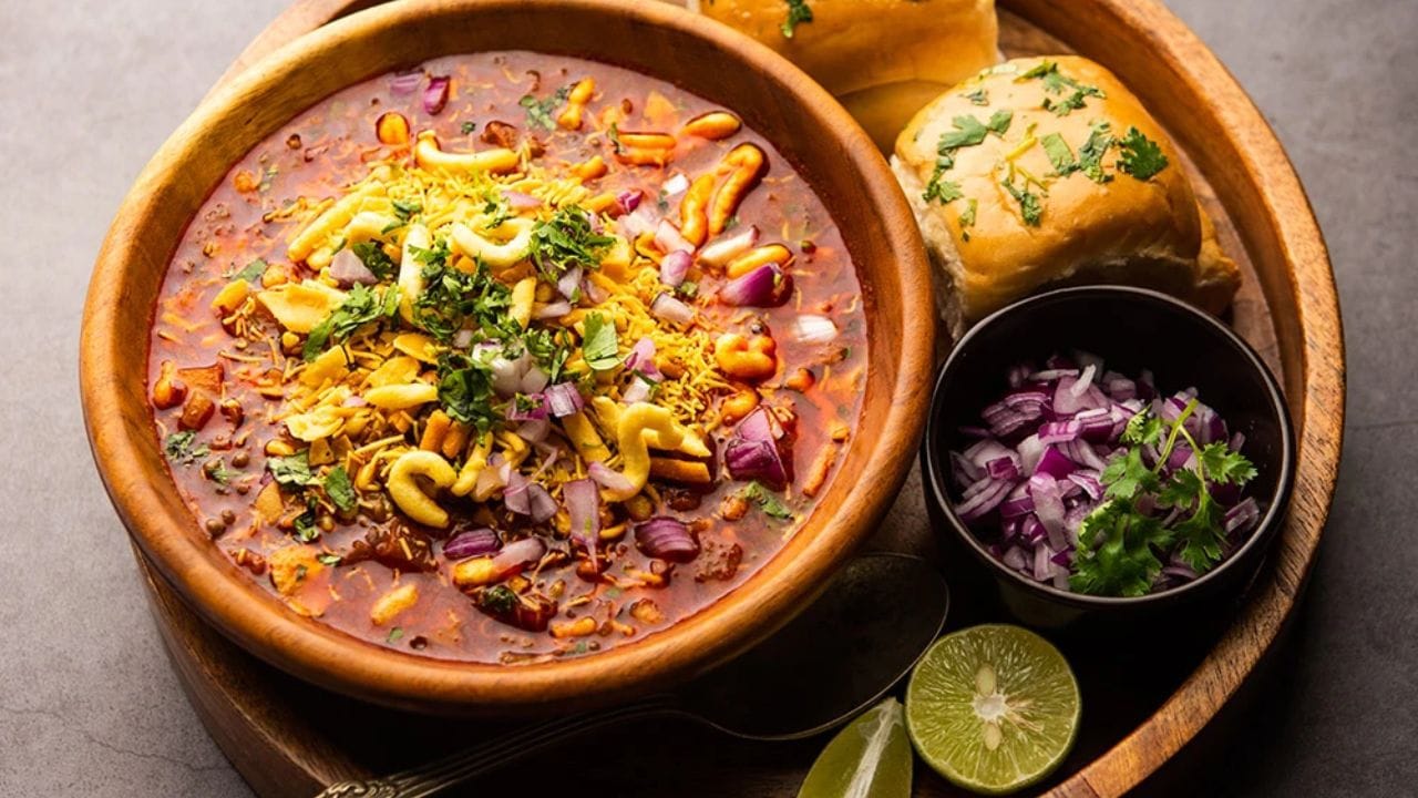 Sev Usal Recipe : ઘરે બનાવો સ્વાદિષ્ટ વડોદરા સ્ટાઇલ સેવ ઉસળ, જુઓ તસવીરો ...